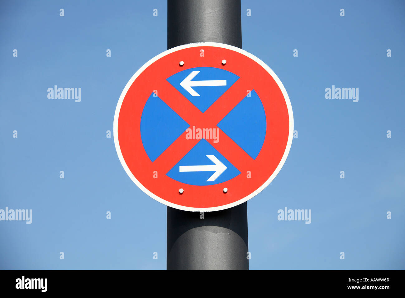 Traffic sign No stopping Stock Photo - Alamy