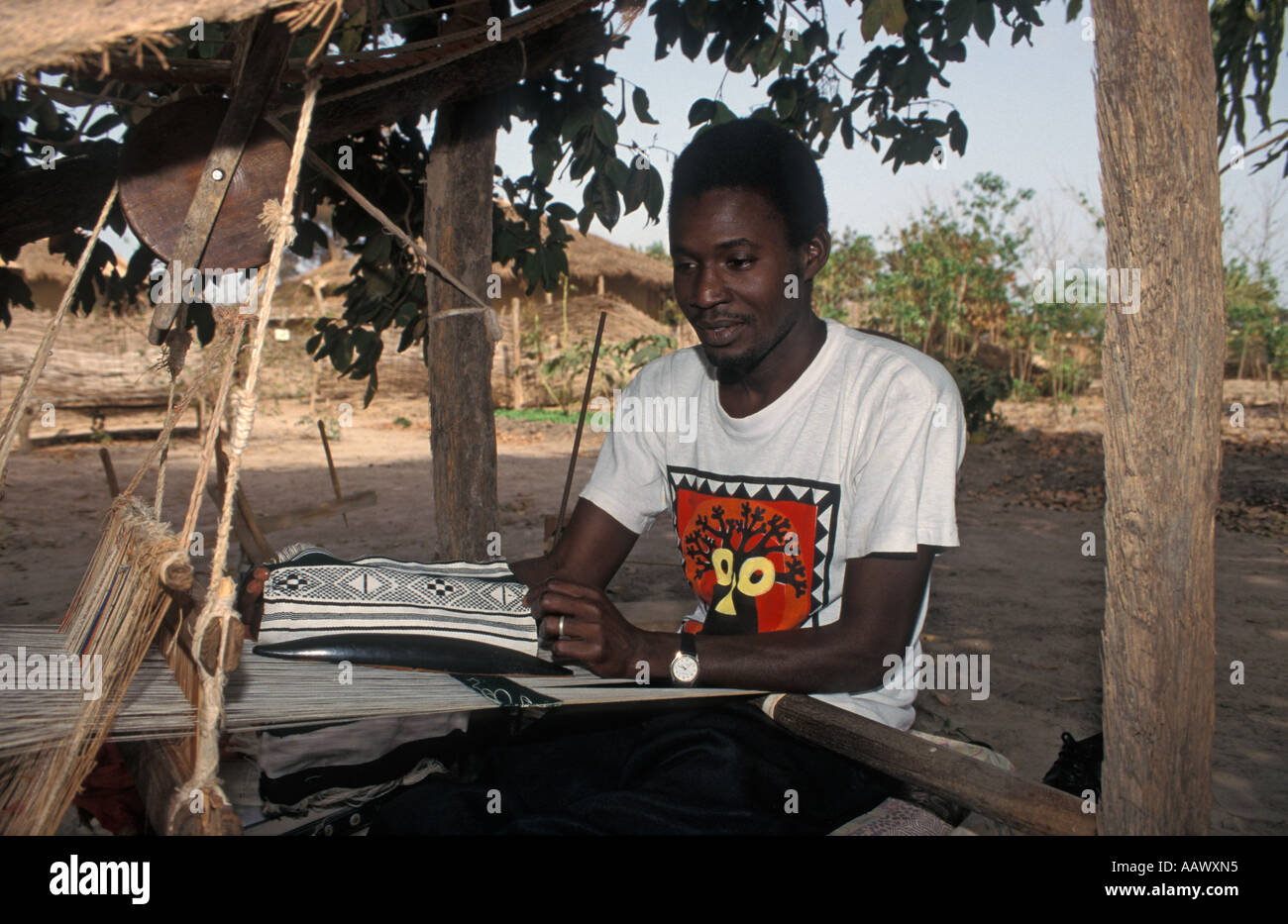 Street weaving africa hi-res stock photography and images - Alamy