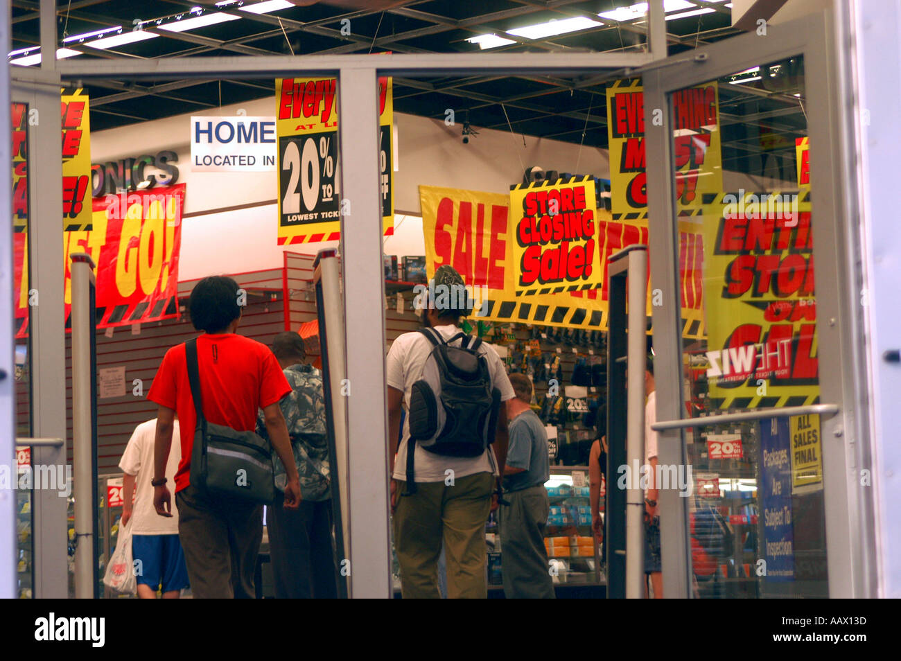 A Wiz electronics store on Broadway Stock Photo - Alamy