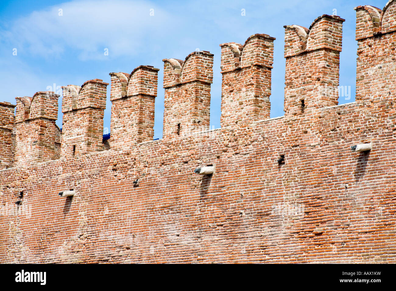 Crenellations on castle walls hi-res stock photography and images - Alamy