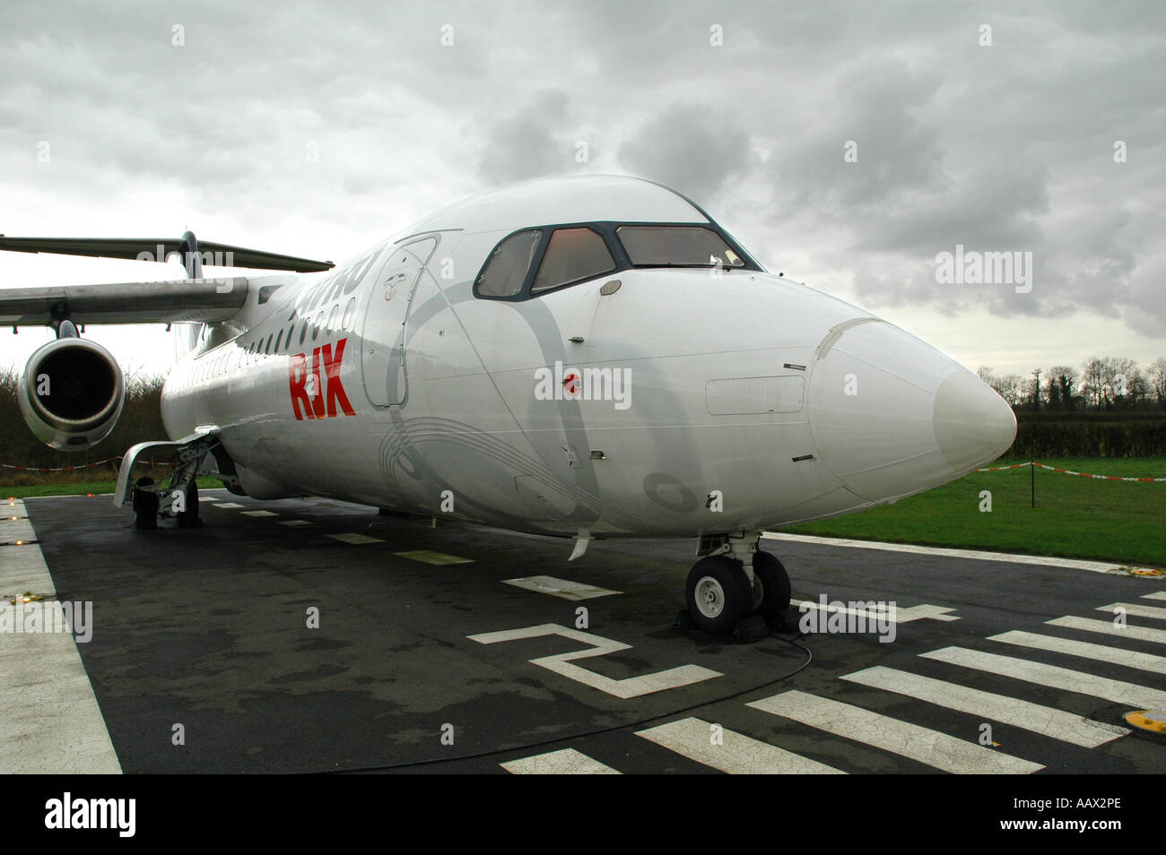 Front wheel of an aircraft hi-res stock photography and images - Alamy
