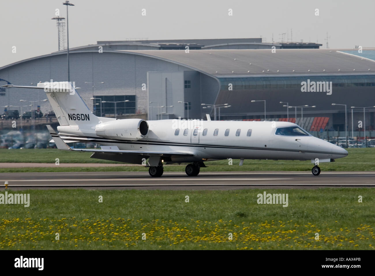 Learjet cockpit hi-res stock photography and images - Alamy