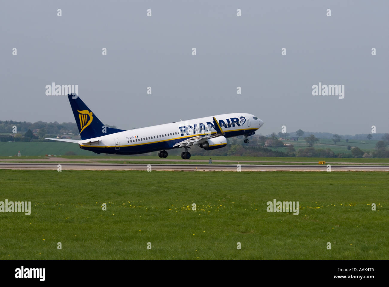 Ryanair aeroplane land and taking off Stock Photo - Alamy