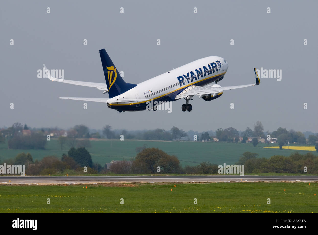 Ryanair aeroplane land and taking off Stock Photo - Alamy