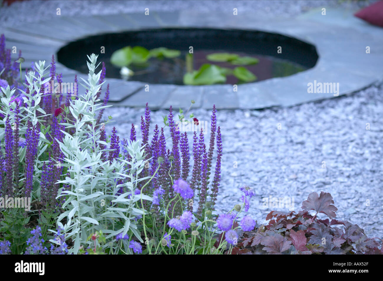 Water feature garden hi-res stock photography and images - Alamy