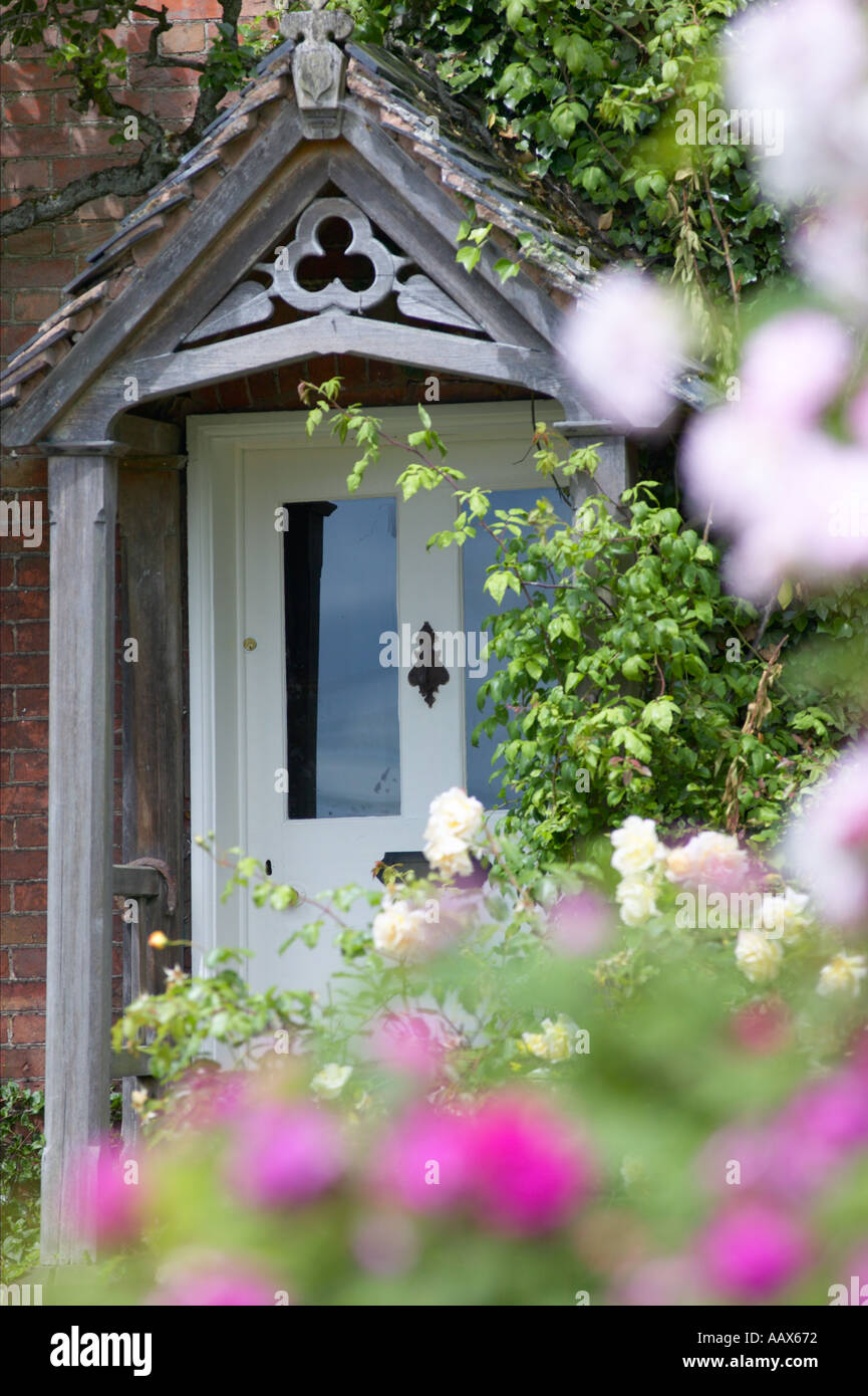 Country cottage roses hi-res stock photography and images - Alamy