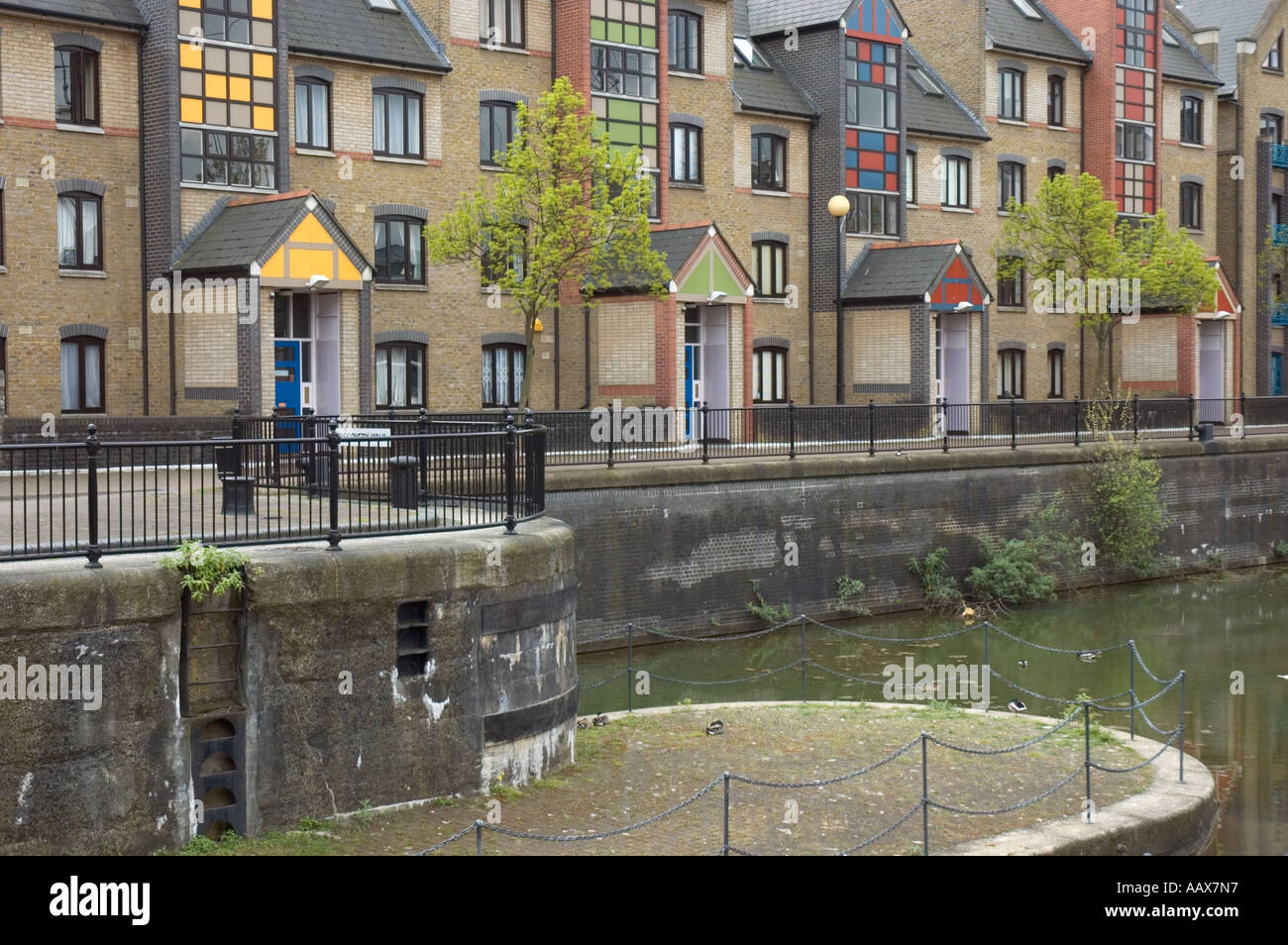 Modern canal side apartments at Discovery Walk next to Tobacco Dock ...