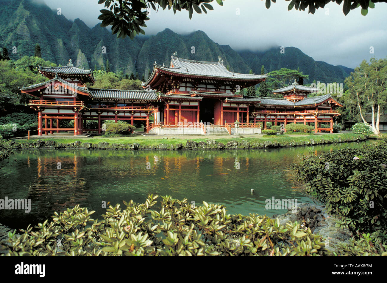 Red japanese temple in oahu hawaii hi-res stock photography and images ...