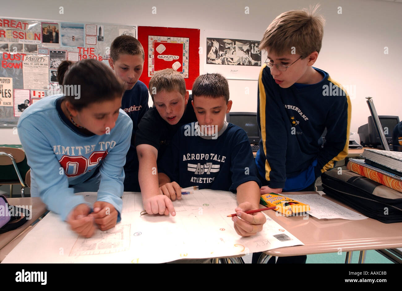 Children problem solving in a school classroom activity working ...