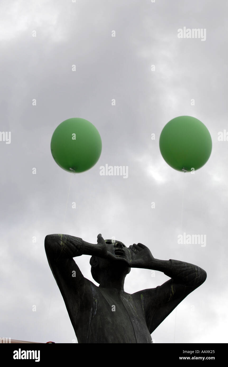 Berlin statue cry scream yell green balloons 2 two Stock Photo - Alamy