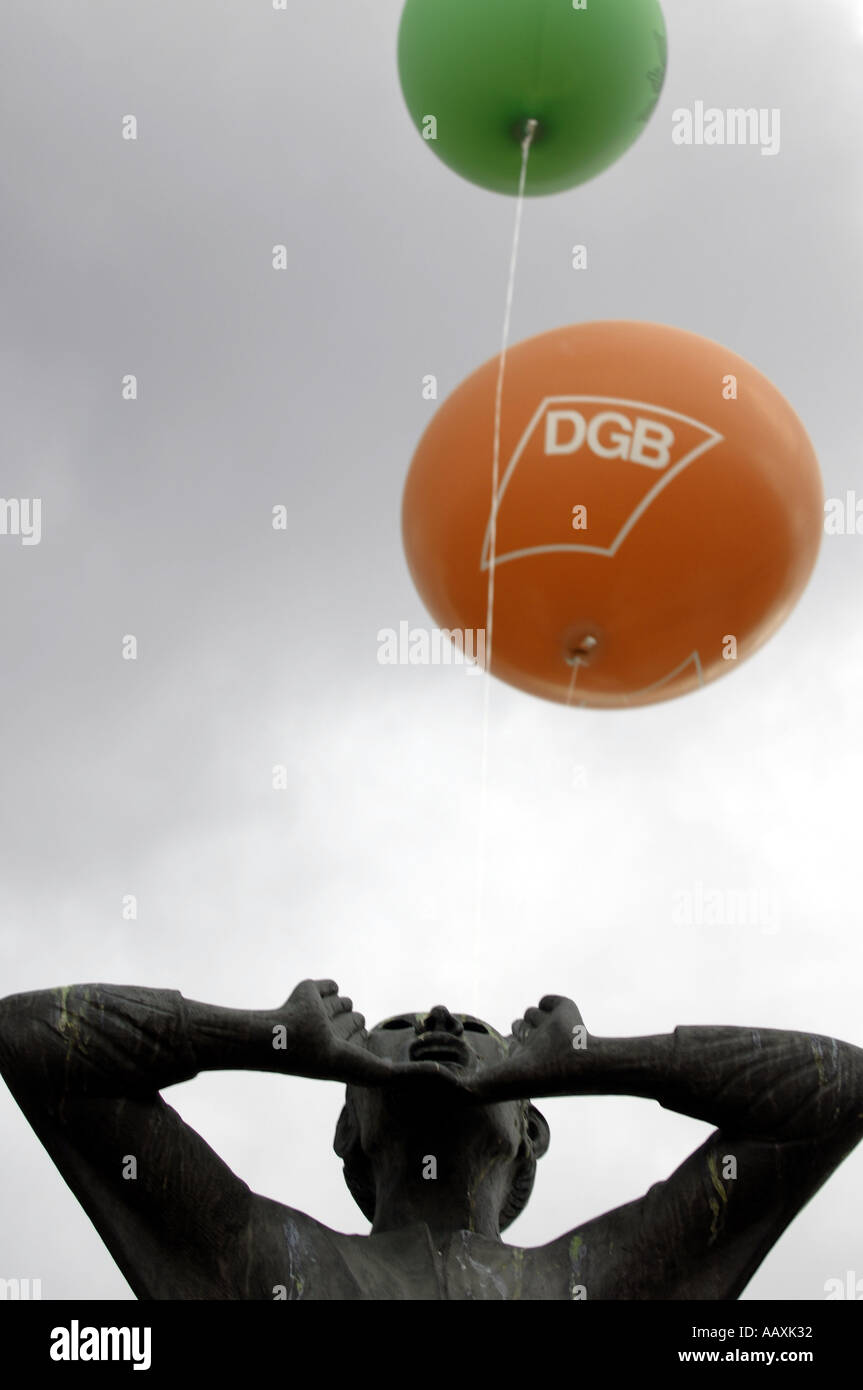 Berlin statue cry scream yell red green balloon Stock Photo - Alamy