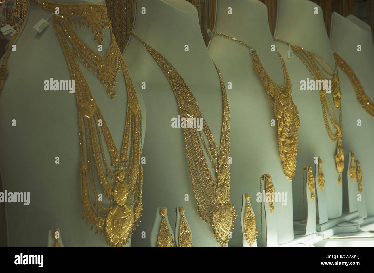Shop window in the gold market Dubai UAE Stock Photo - Alamy