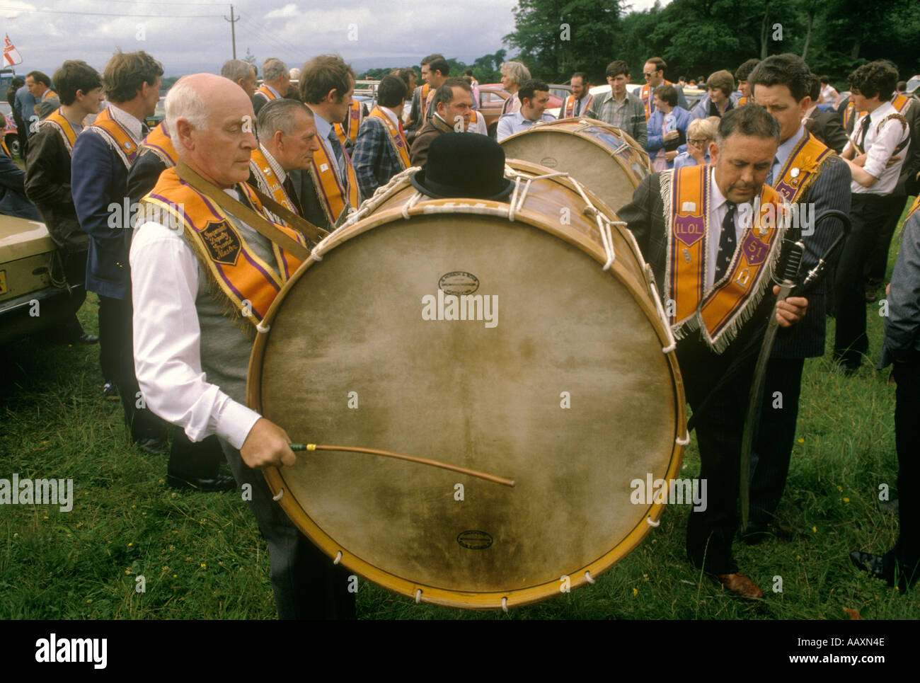 Protestants orange day parade hi-res stock photography and images - Alamy