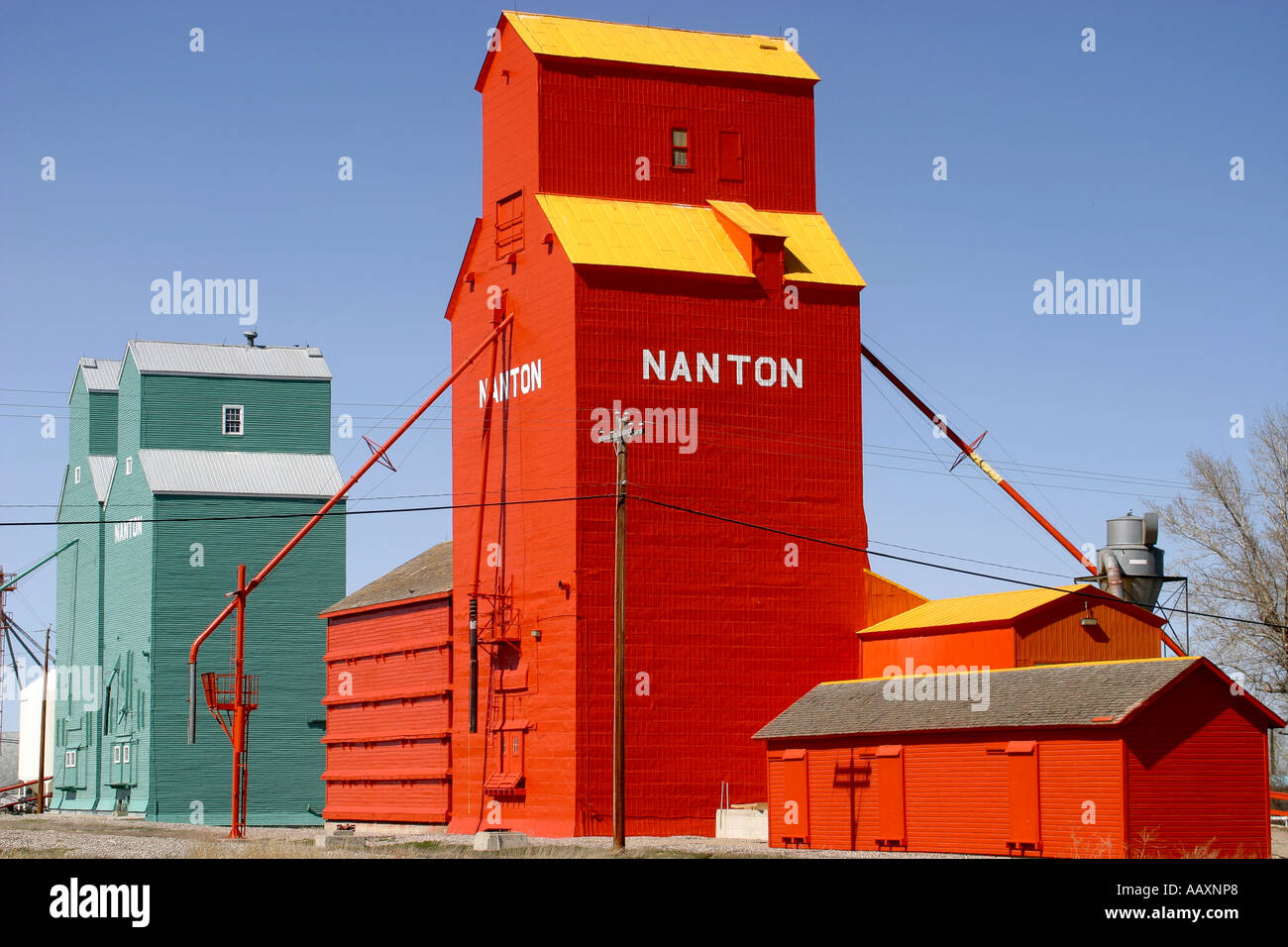 Row of grain elevators hi-res stock photography and images - Alamy