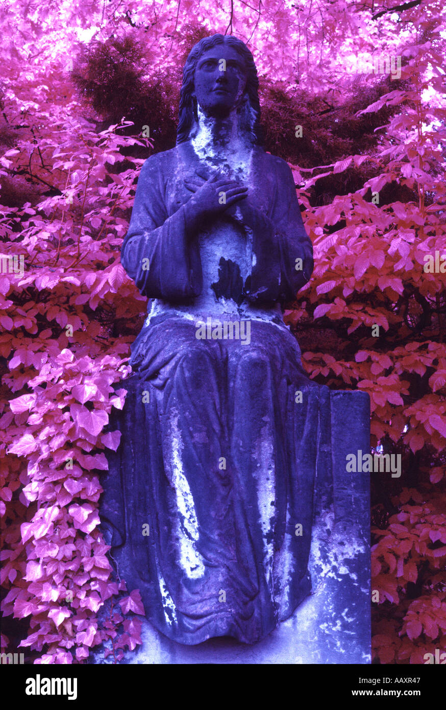 Female statue spooky hi-res stock photography and images - Alamy