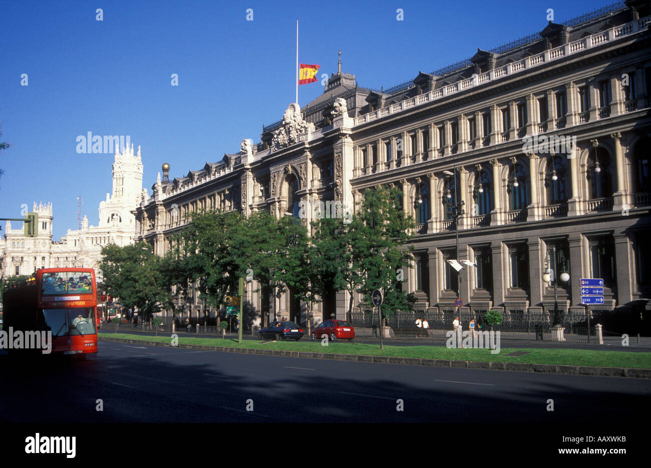 Banco de calle hi-res stock photography and images - Alamy