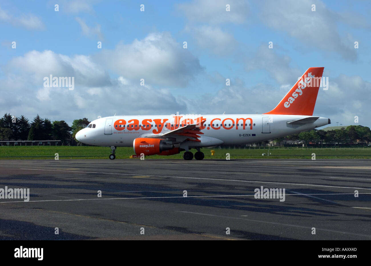 Easyjet plane hi-res stock photography and images - Alamy
