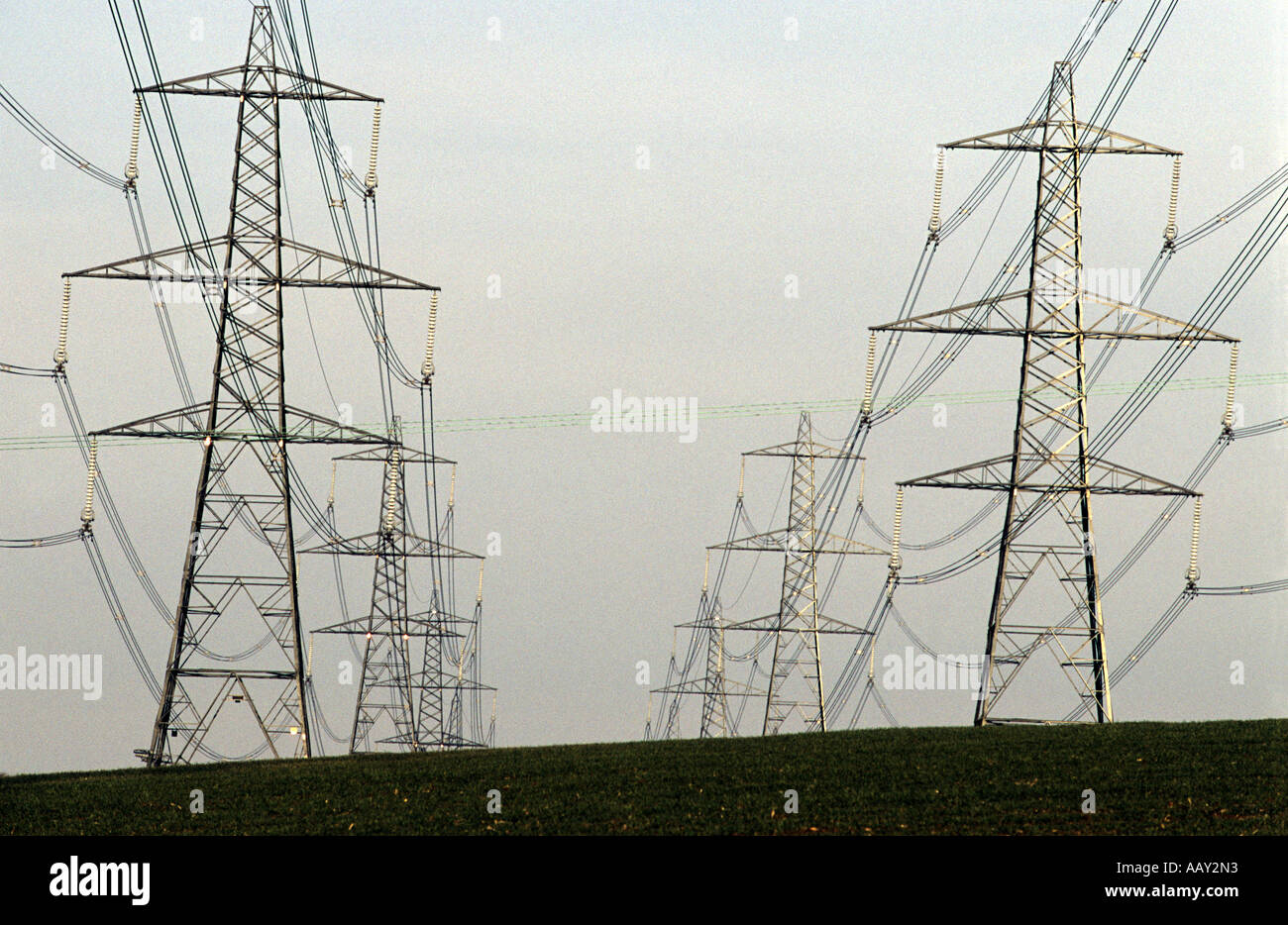 Electricity transmission lines pylons skyline hi-res stock photography ...