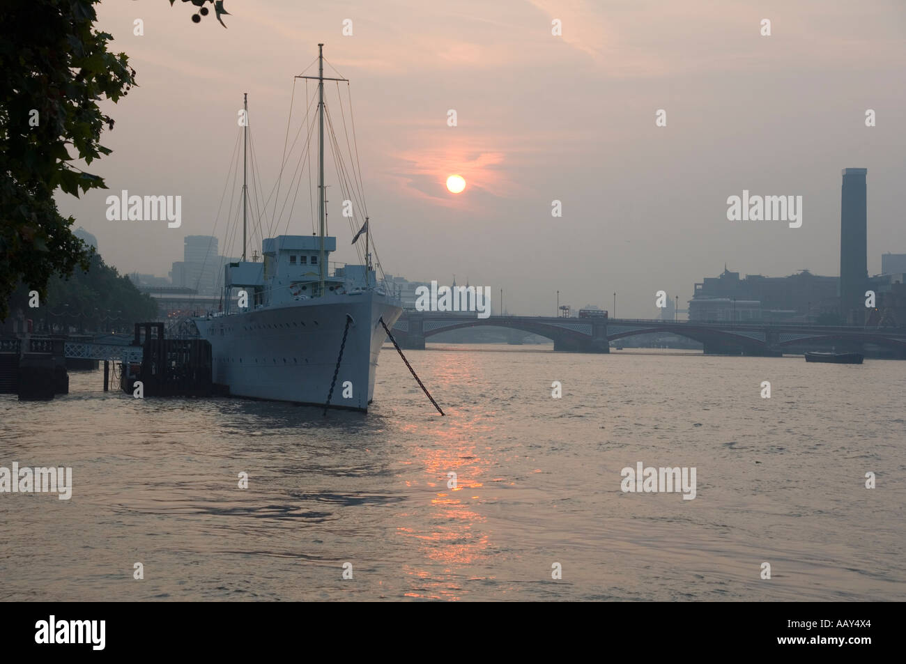 North embankment london hi-res stock photography and images - Alamy