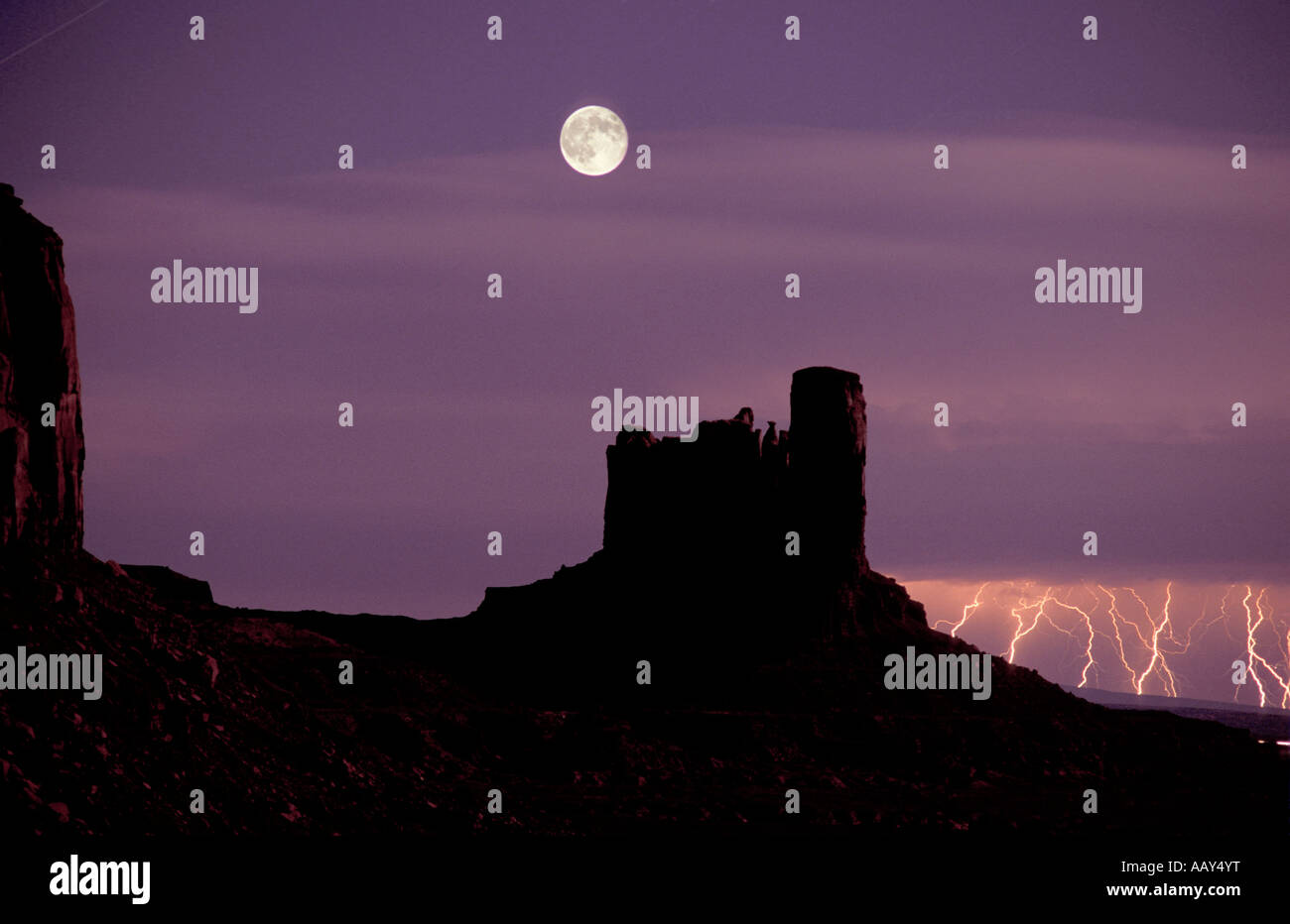 Full moon over monument valley hi-res stock photography and images - Alamy