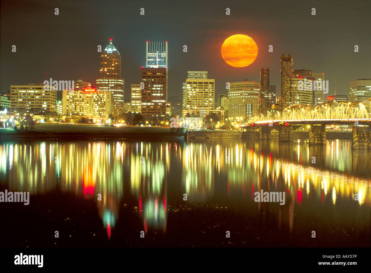 Full moon over portland oregon hi-res stock photography and images - Alamy