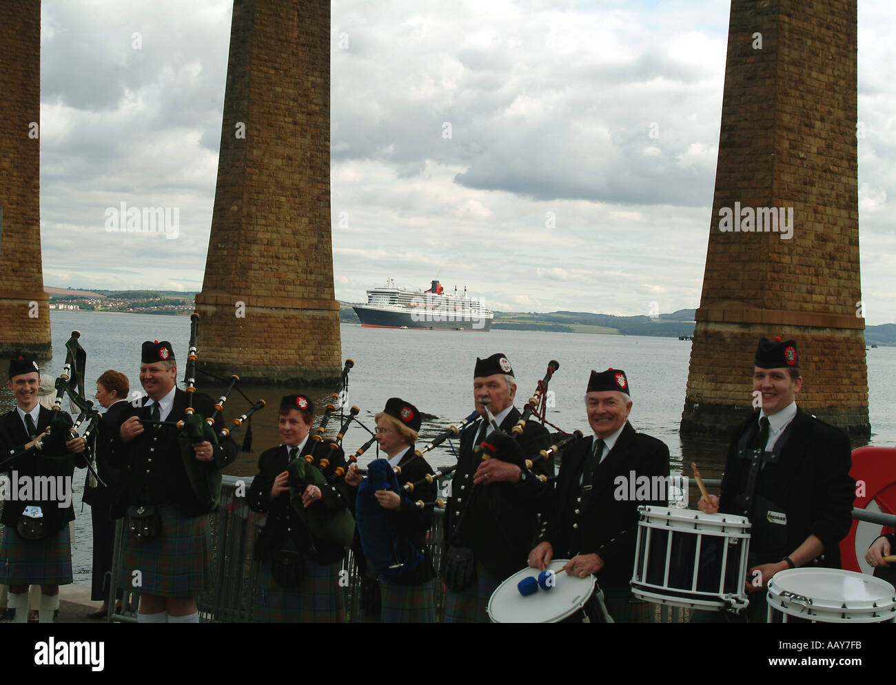 Queen Mary Two QM2 Scottish Piper piping ashore cruise passengers Stock ...