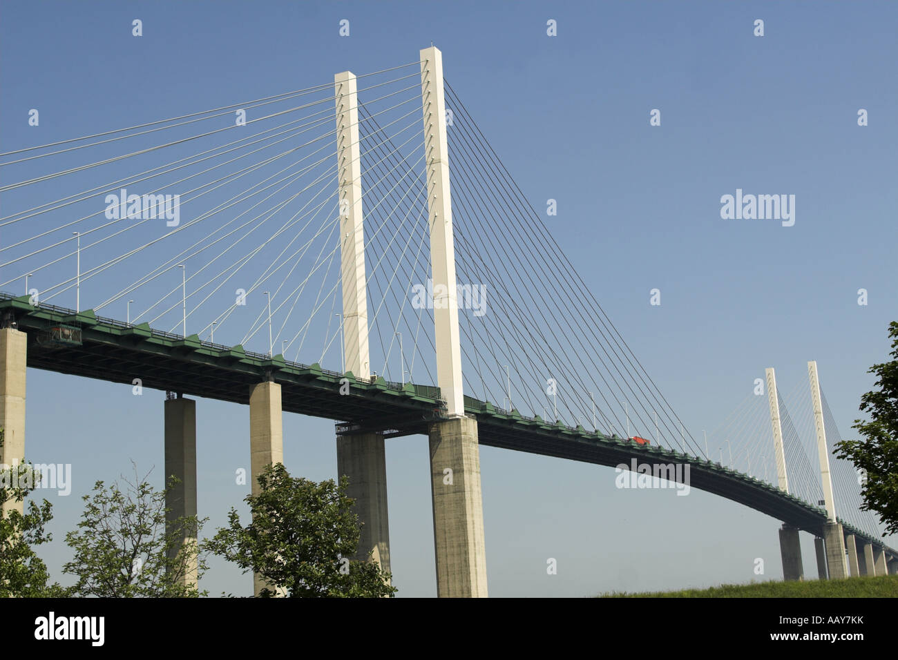 Qe2 suspension bridge dartford crossing hi-res stock photography and ...
