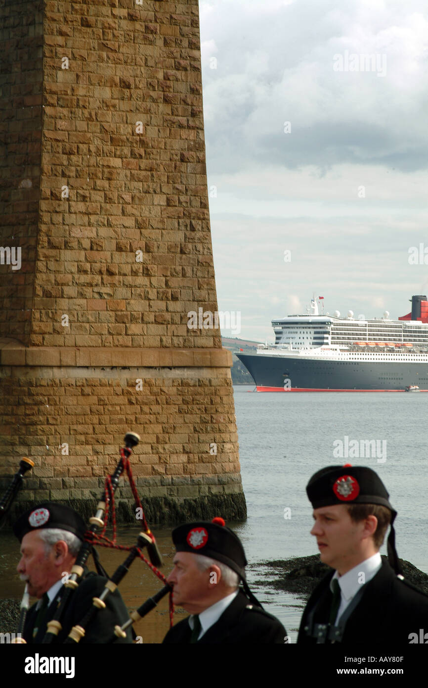 Queen Mary Two QM2 Scottish Piper piping ashore cruise passengers Stock ...