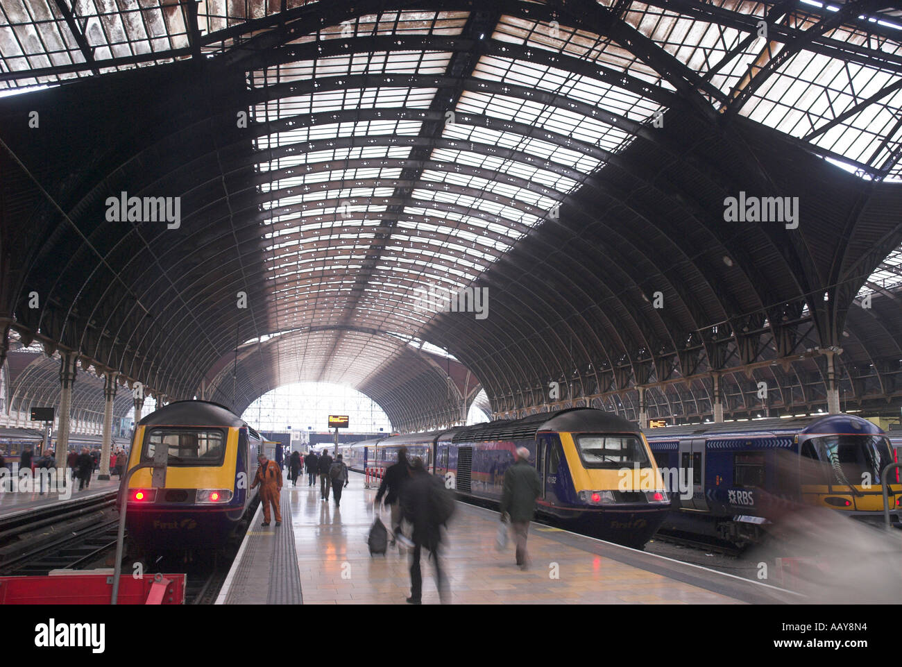 train exterior uk london paddington station Stock Photo - Alamy