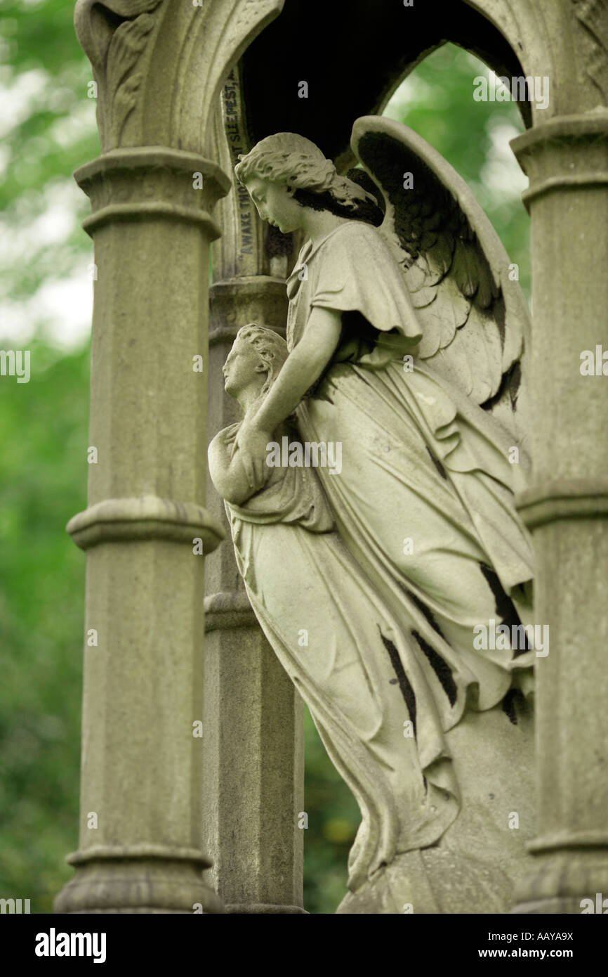 angels in stone on a grave remembrance memorial Stock Photo - Alamy