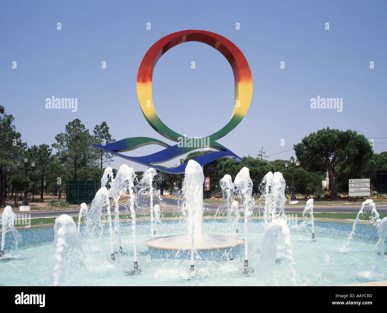 Water feature fountain & Q sculpture on roundabout at the approach to ...