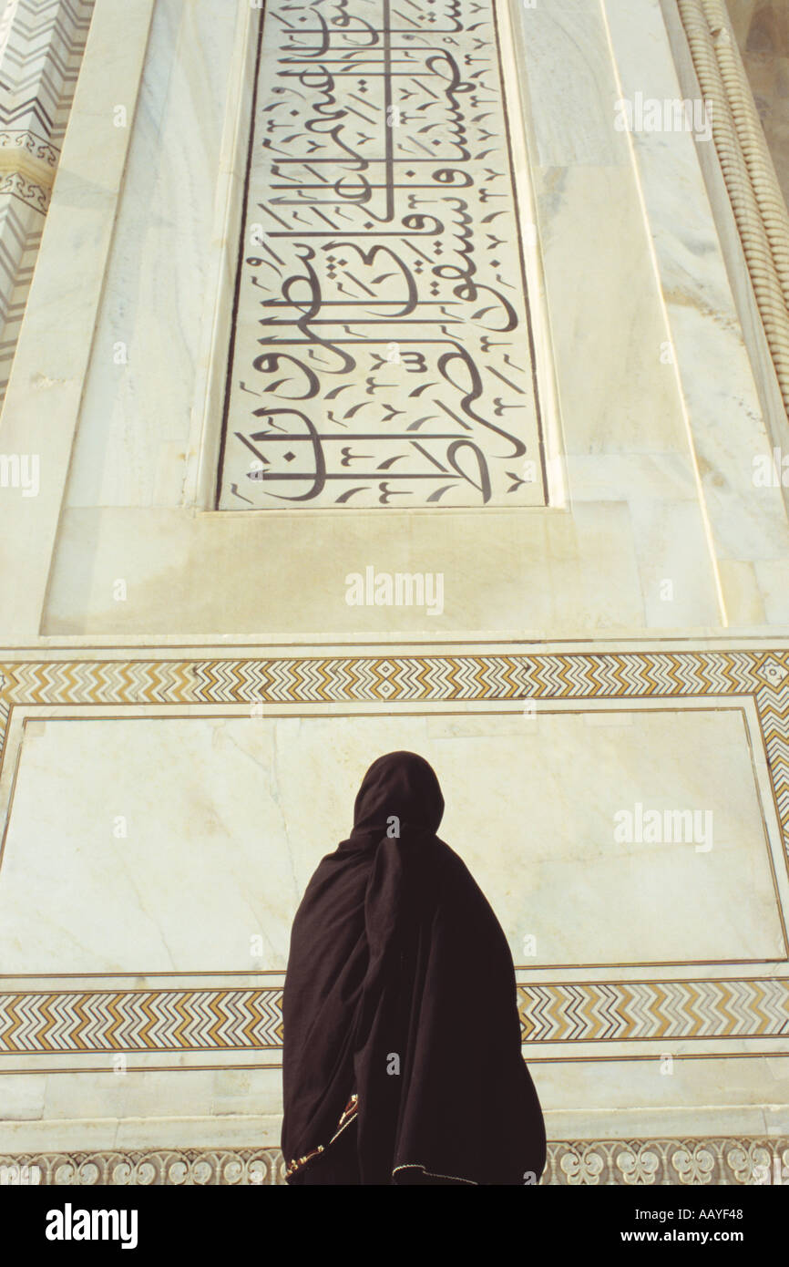 INDIA AGRA THE TAJ MAHAL MUSLIM LADY Stock Photo - Alamy