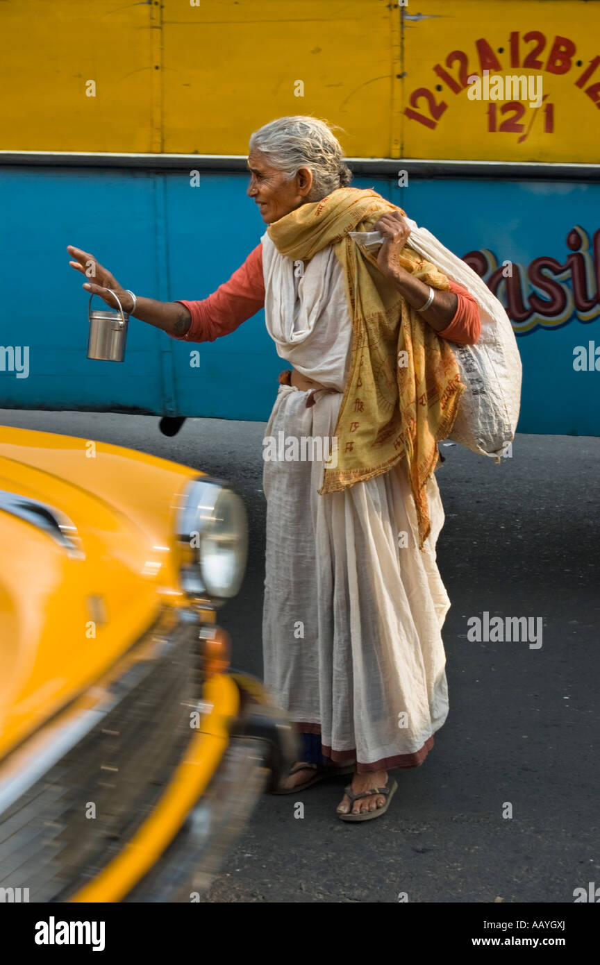 Street scene from kolkata calcutta hi-res stock photography and images ...