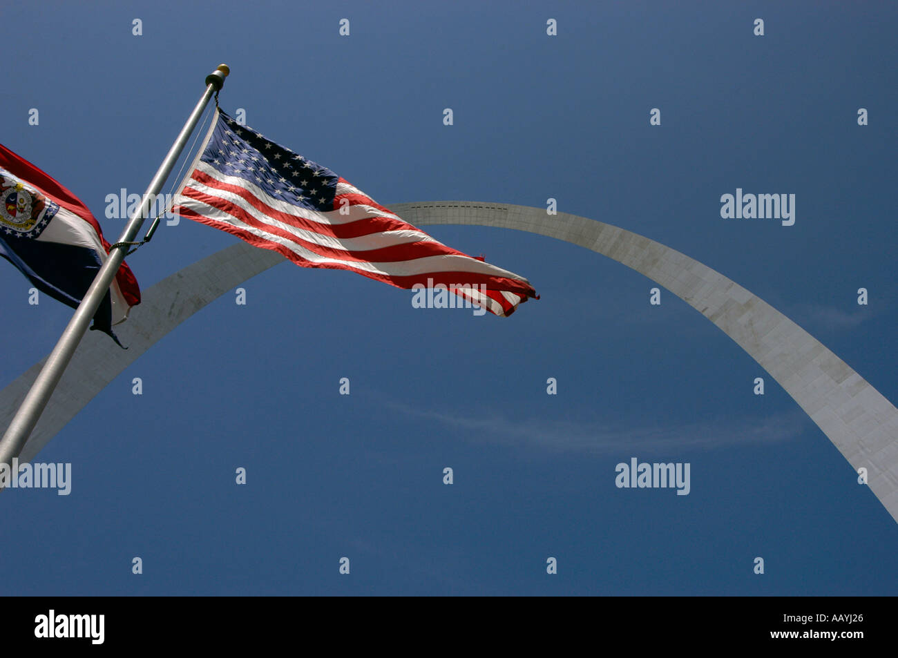 Gateway arch flags st louis hi-res stock photography and images - Alamy