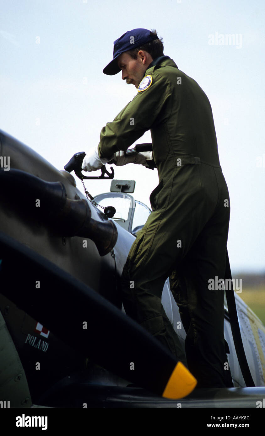 Raf ground crew ww2 hi-res stock photography and images - Alamy