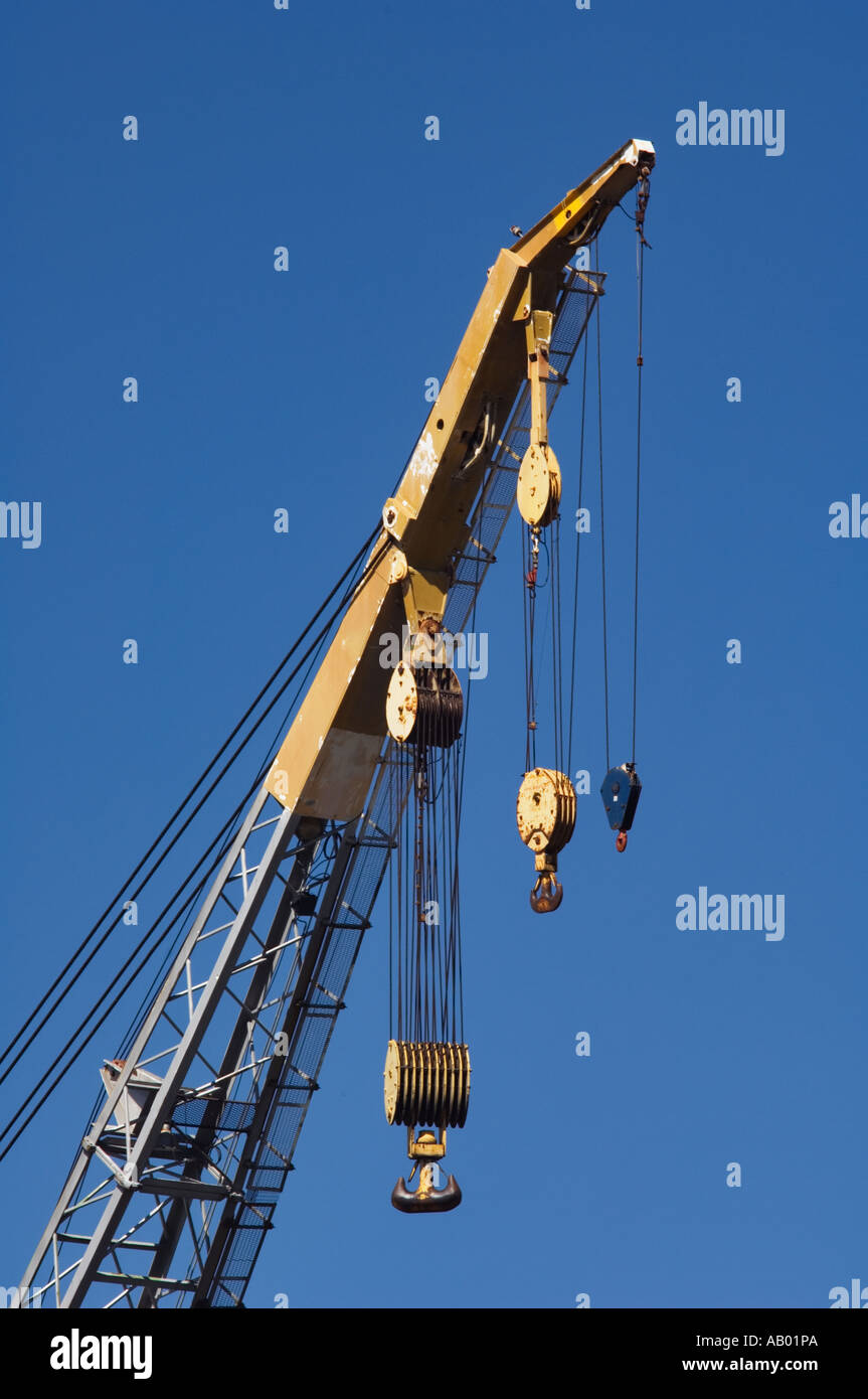 Derrick pulley crane hoist hi-res stock photography and images - Alamy