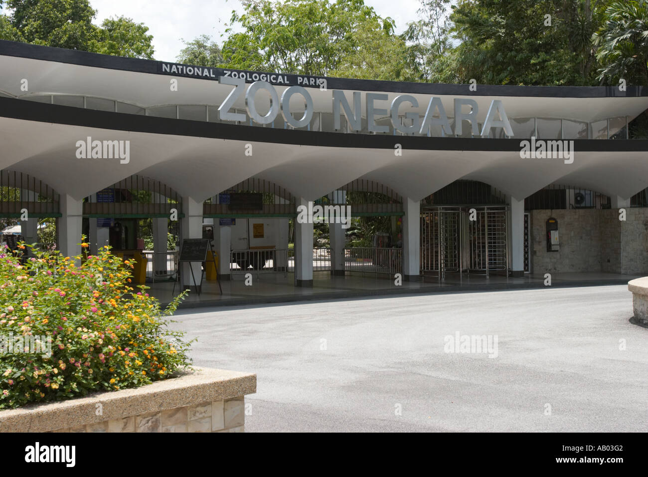 Entrance view national zoo in hi-res stock photography and images - Alamy