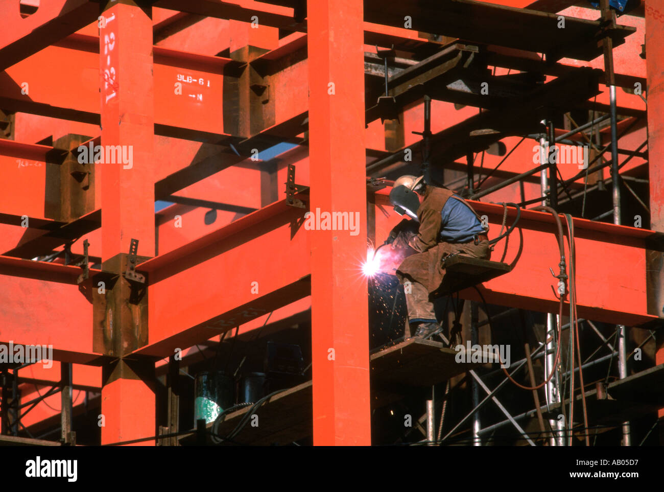 Man welding girder hi-res stock photography and images - Alamy