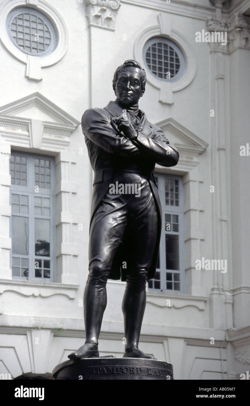 Sir Stamford Raffles Statue in Singapore Stock Photo - Alamy