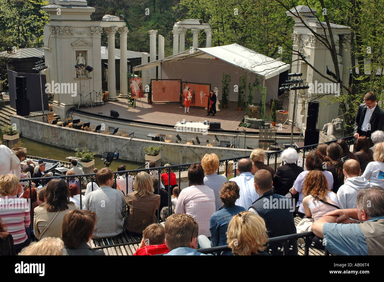 Amphitheatre on the water in Royal Lazienki Park, Warsaw, Poland Stock ...