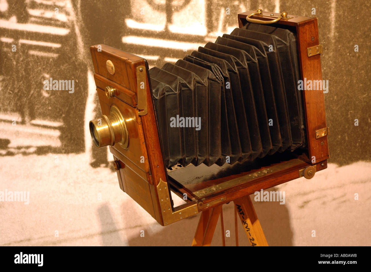 Bellows camera vintage stand hi-res stock photography and images - Alamy