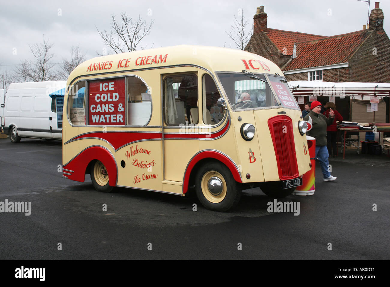 Old 1950’s period ice cream vending van Stock Photo - Alamy
