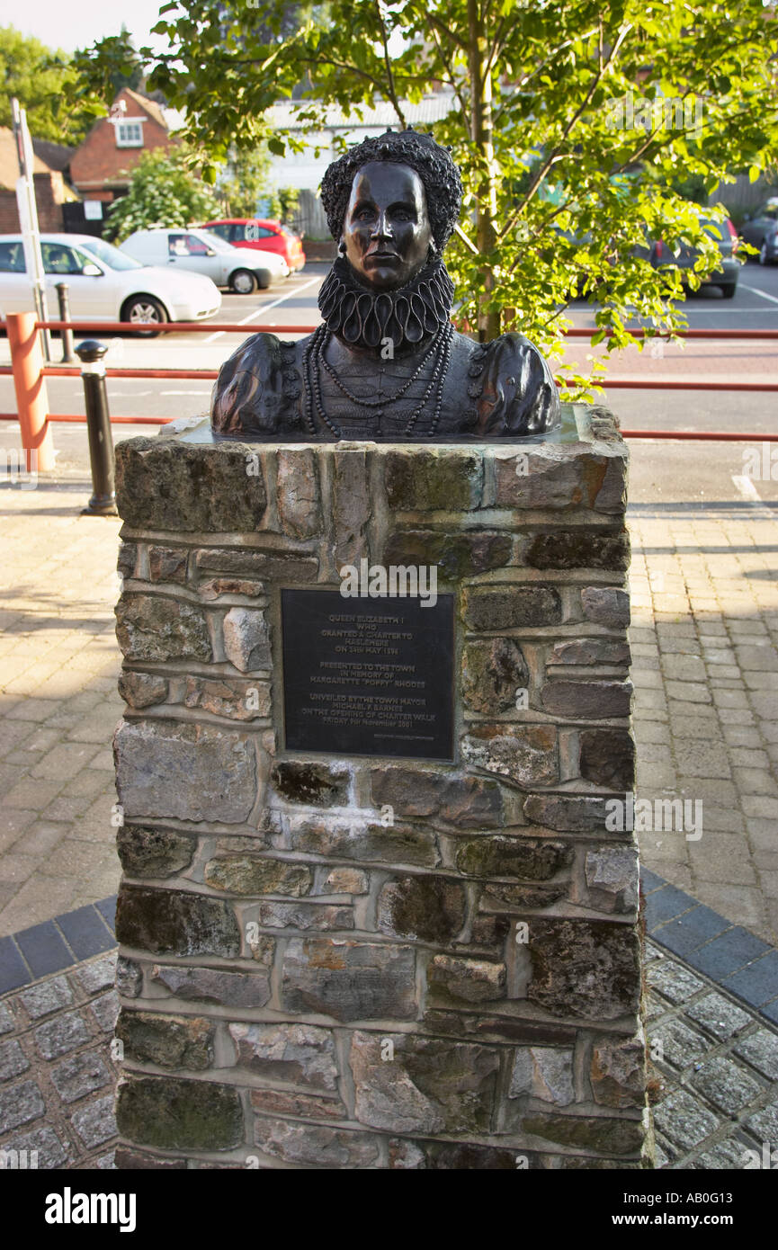 Elizabeth 1st statue hi-res stock photography and images - Alamy