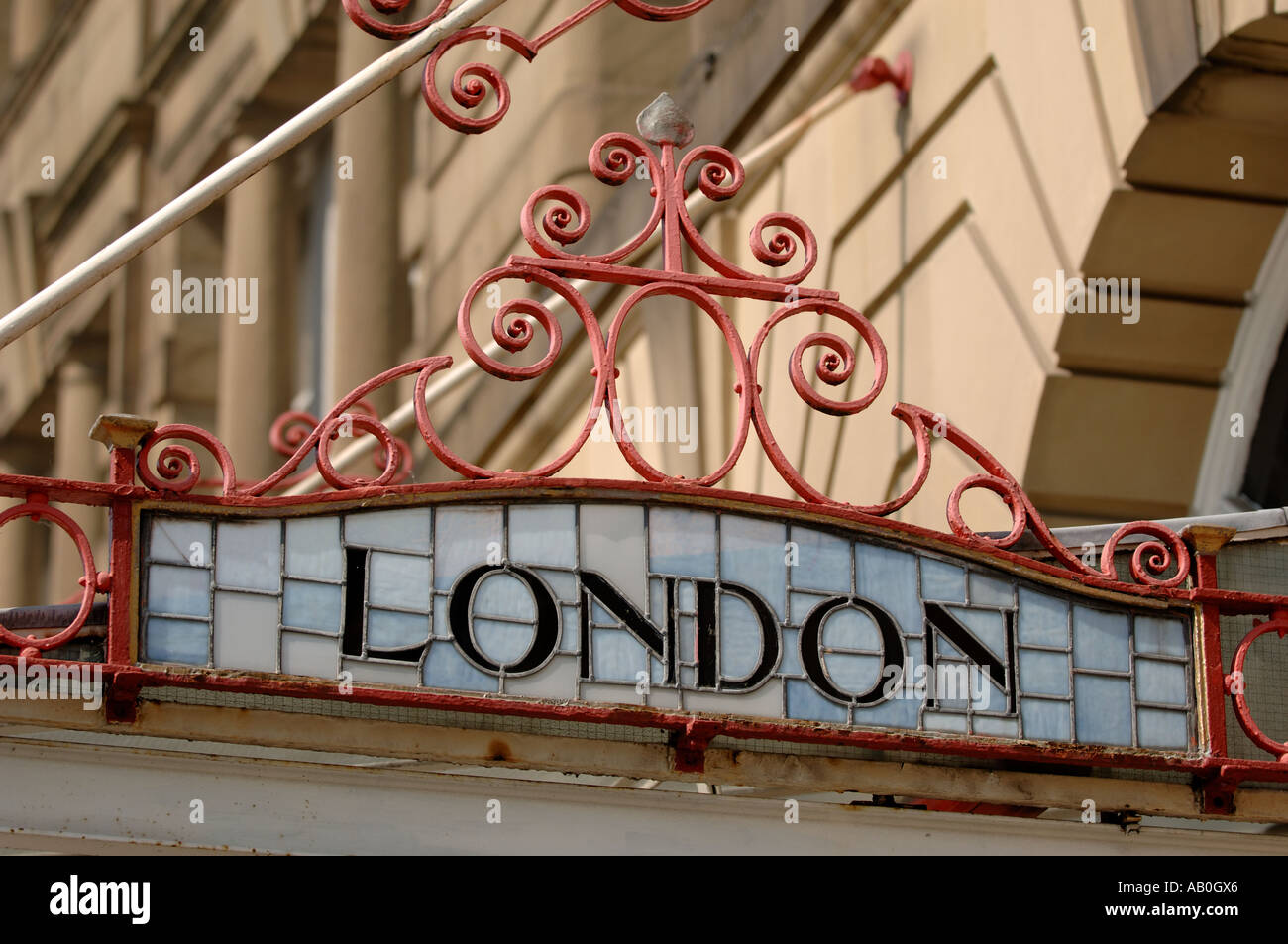 Victoria station london 1900 hi-res stock photography and images - Alamy