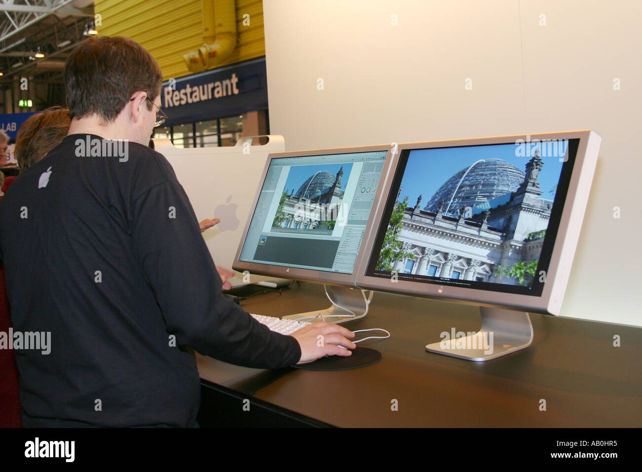 Tandem computer screens hi-res stock photography and images - Alamy