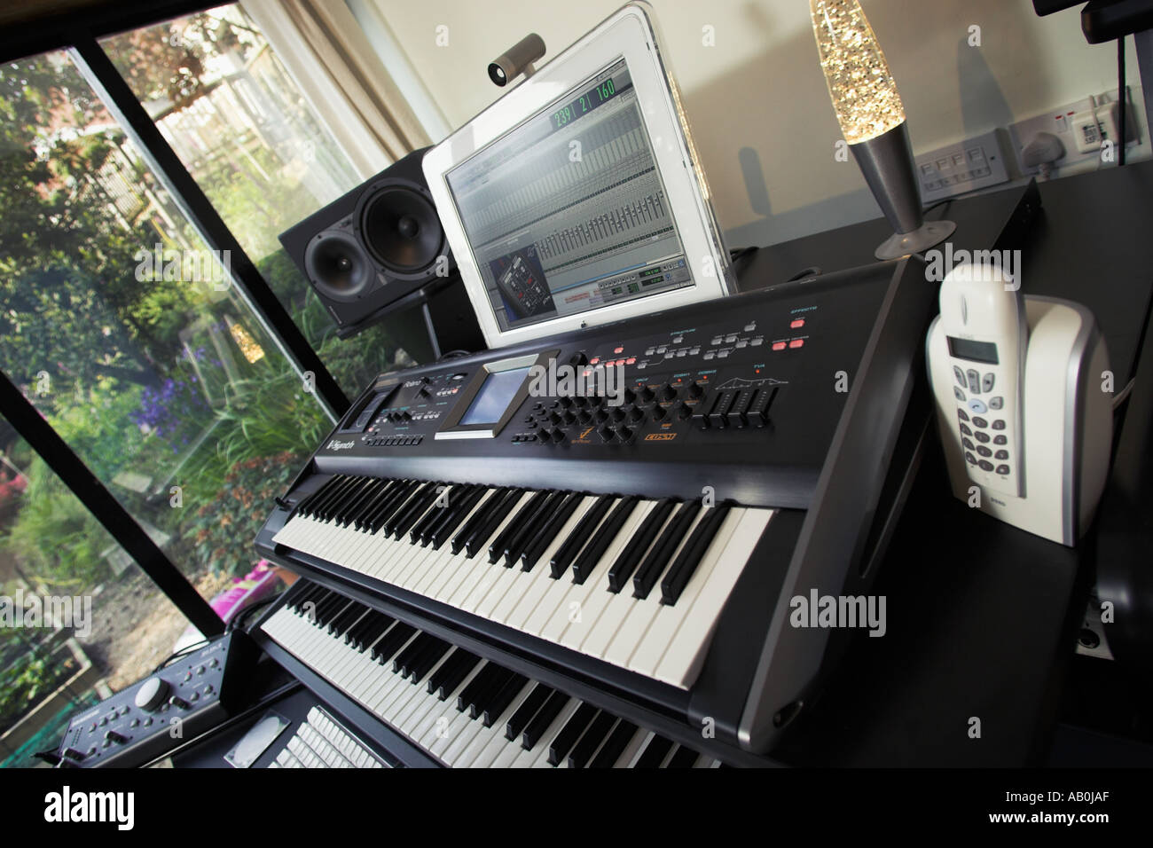 Studio keyboards hi-res stock photography and images - Alamy