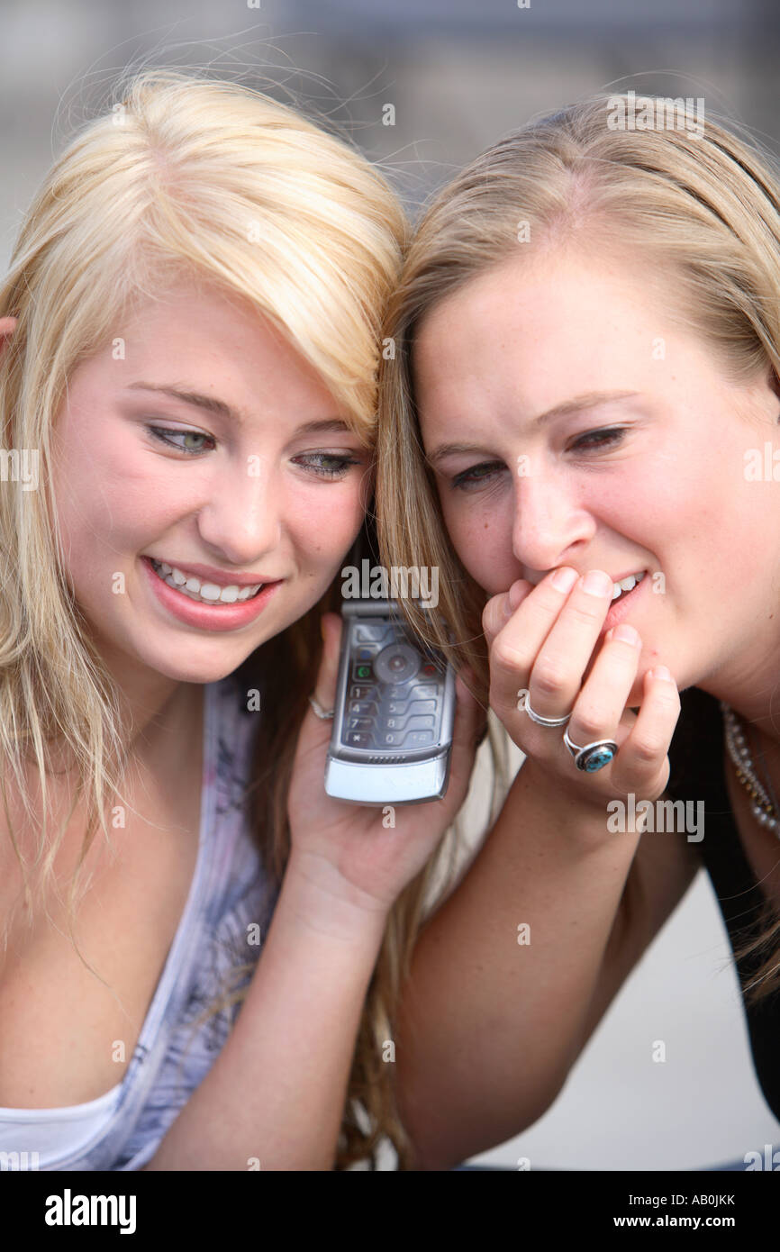Two girls with phone hi-res stock photography and images - Alamy