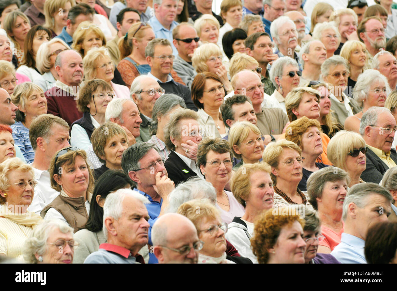 Crowd crowds watching listening hi-res stock photography and images - Alamy