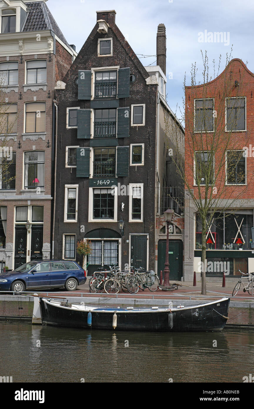 Canalside gabled house Amsterdam Holland Stock Photo - Alamy