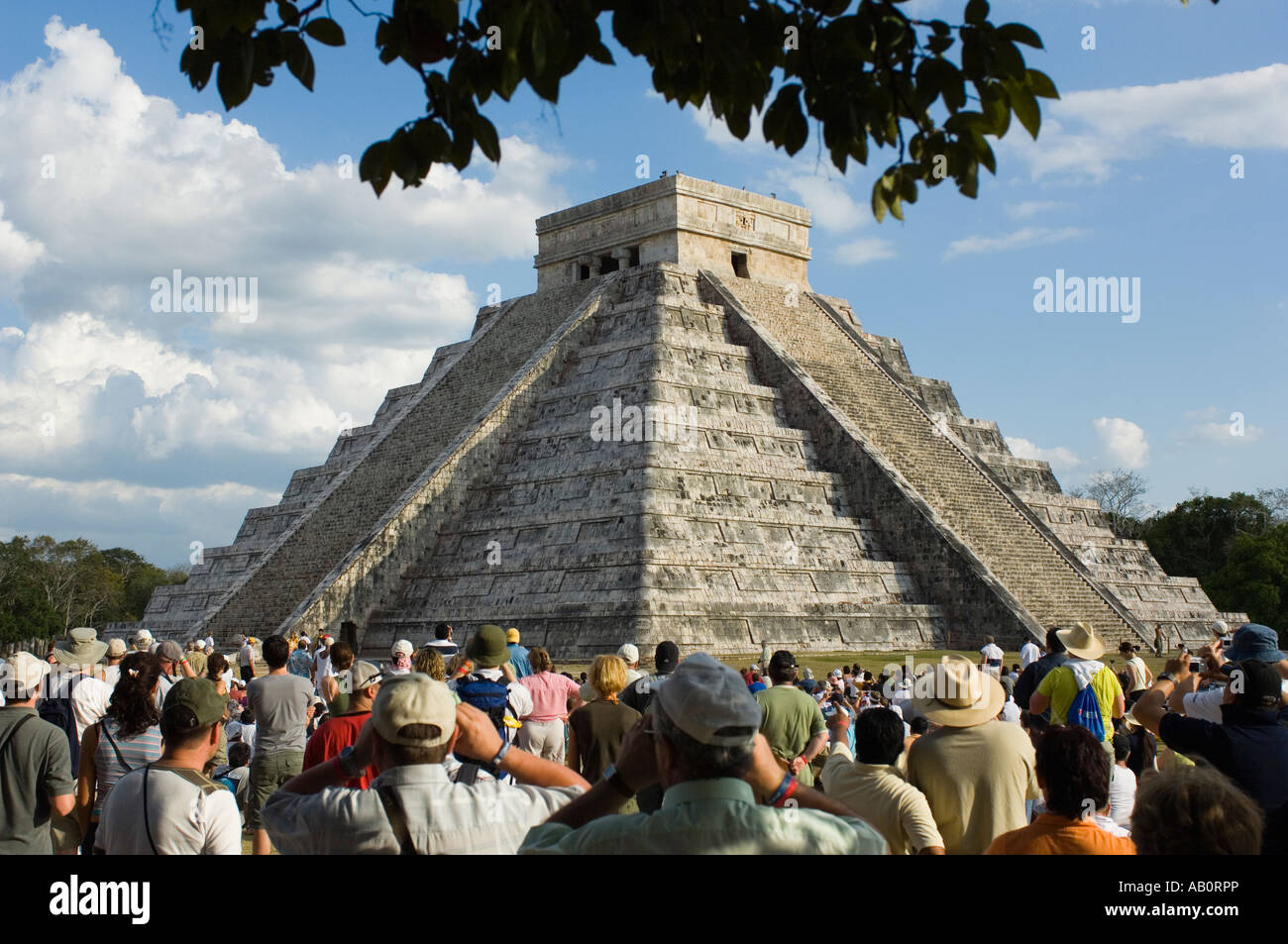 Chichén itzá pyramid serpent shadow hi-res stock photography and images ...